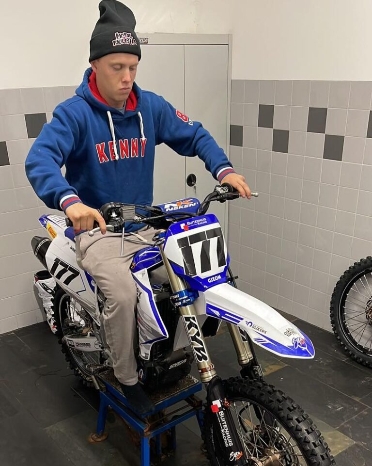 Tyler stepek uit the USA op een Buitenhuisracing Yamaha - Motocrossplanet