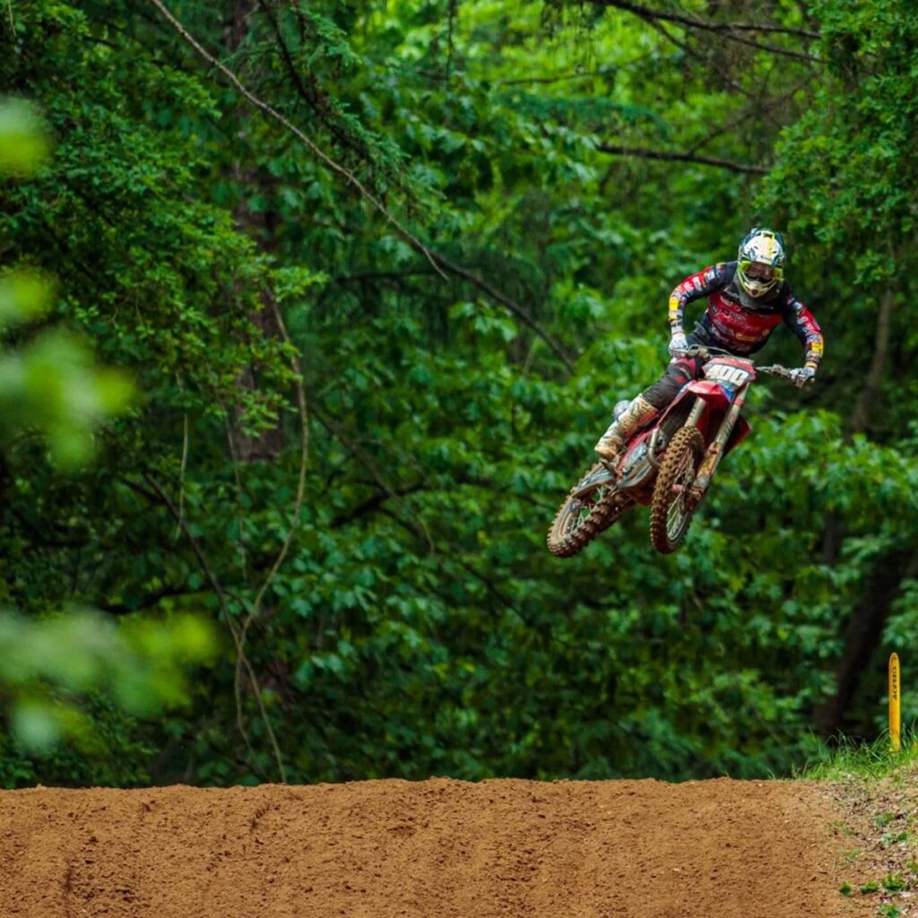 Roan Tolsma op het podium in NK 250 in Emmercompascuum - Motocrossplanet