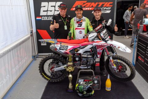 Louis Vosters spreekt zijn crew toe na podiumplaats Glenn Coldenhoff ...
