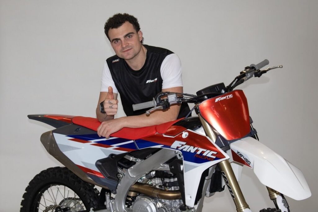 Alberto Forato aan de start bij de Hawkstone International ...